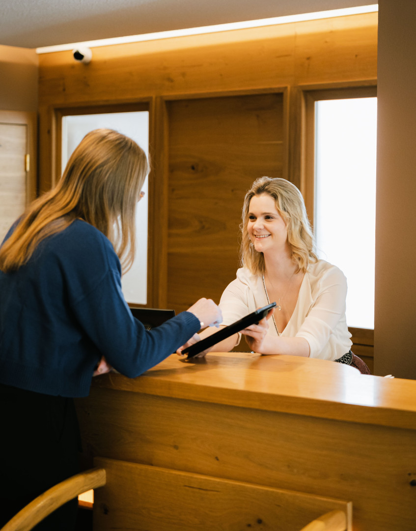 Drei goldene Regeln für Rezeptionist:innen - Blog - Hogastjob