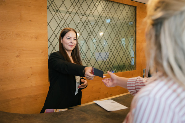 Gastronomie & Hotellerie An der Rezeption arbeiten - Hogastjob